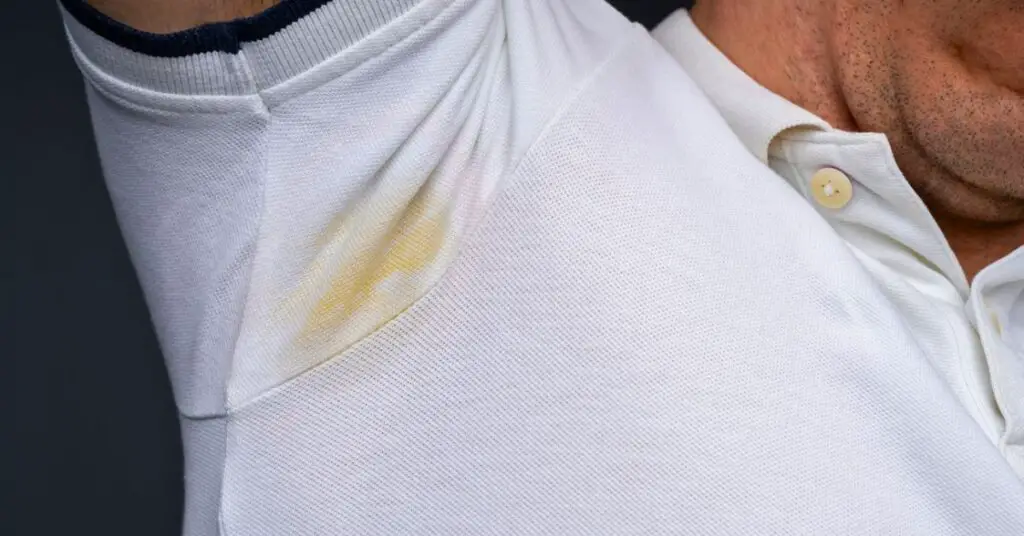 Adiós a las manchas de axila en la ropa. ¡Mira cómo quitarlas ...